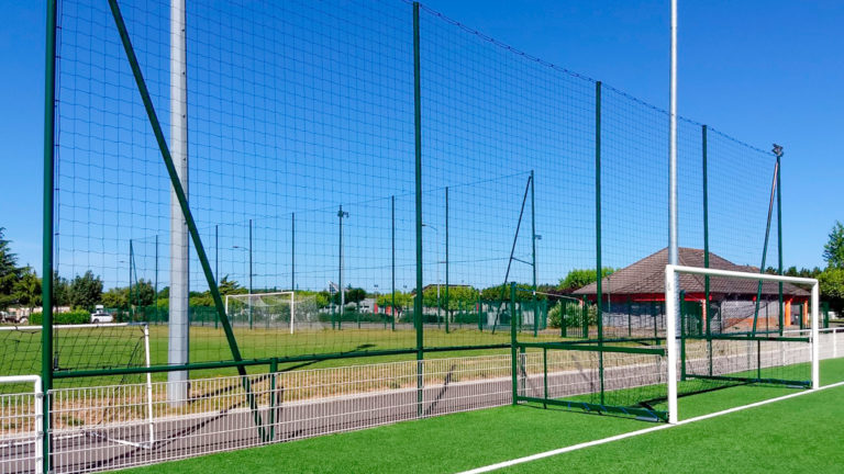 Focus - handrail integrated to ball-stop posts - Metalu Plast